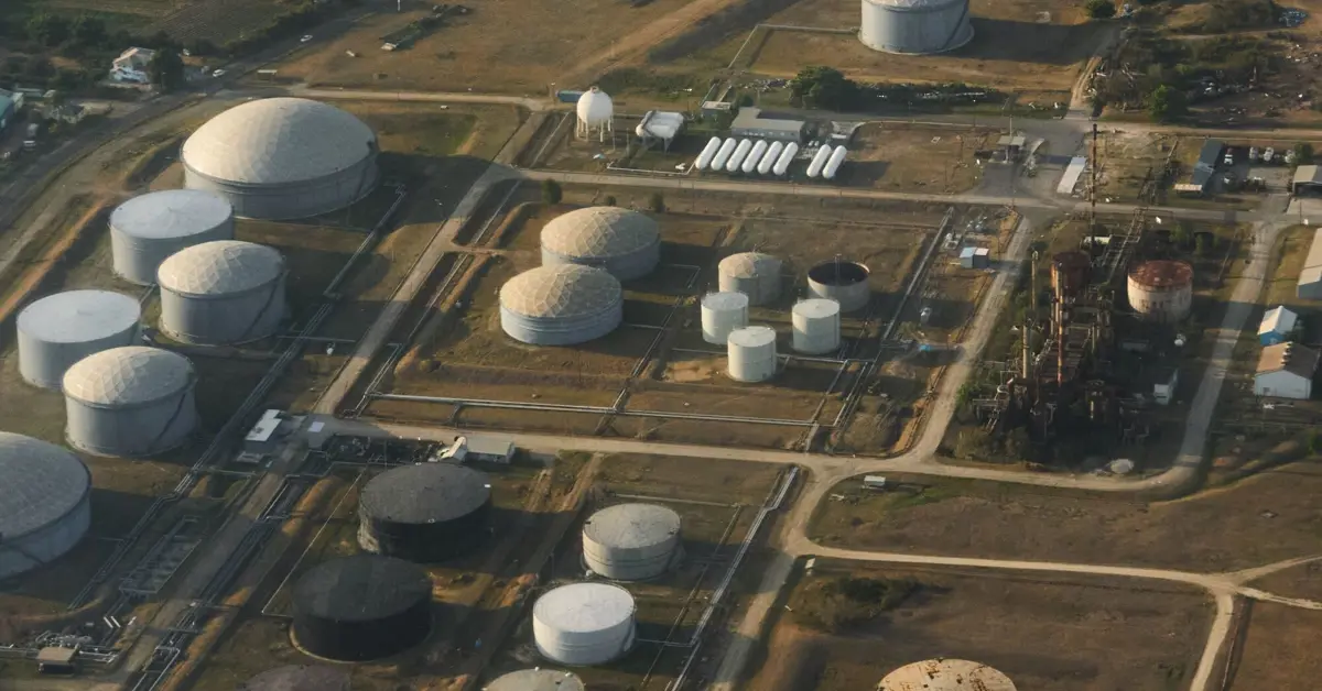 Oil Poised for Weekly Gain With Eyes on Middle East, Equities