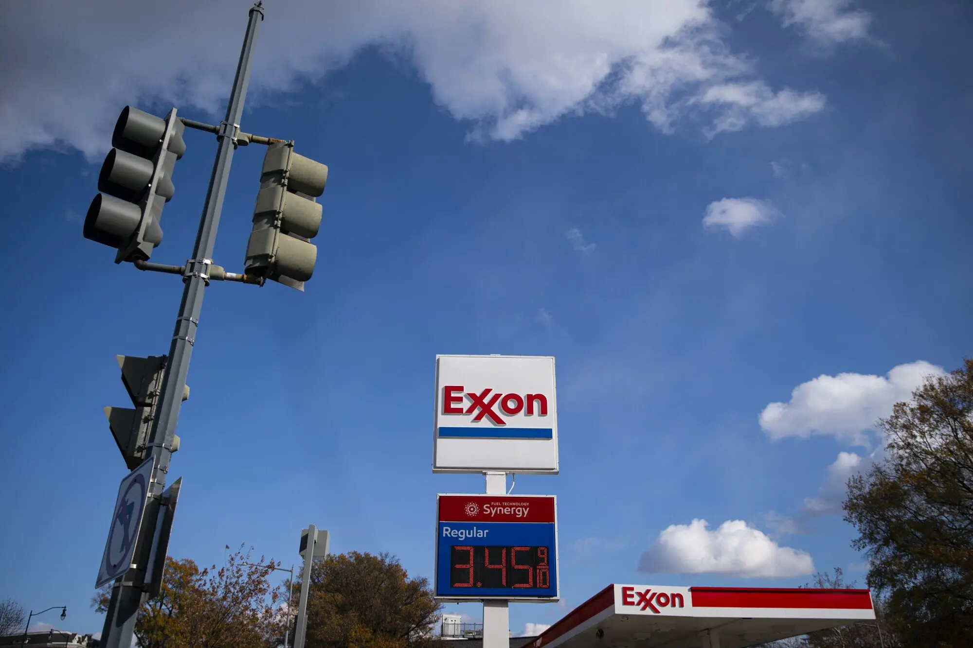 Exxon’s Market Value Tops Tesla’s as Oil Rises, EV Sales