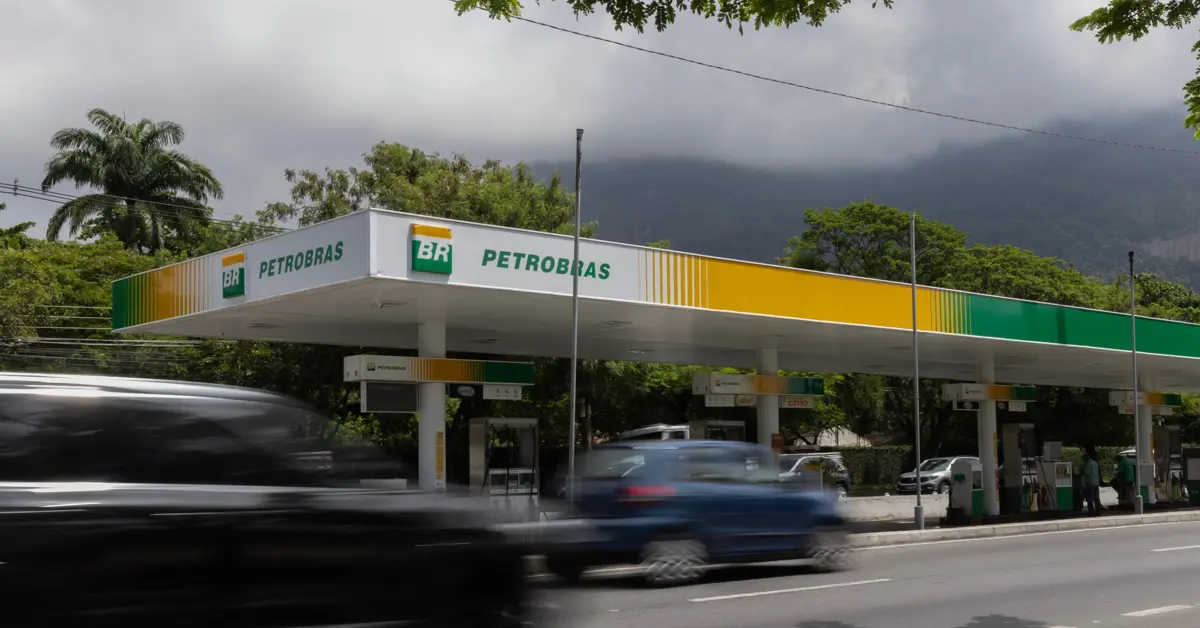 Petrobras Eyes Return to Retail Fuel Sector to Limit Pump Prices