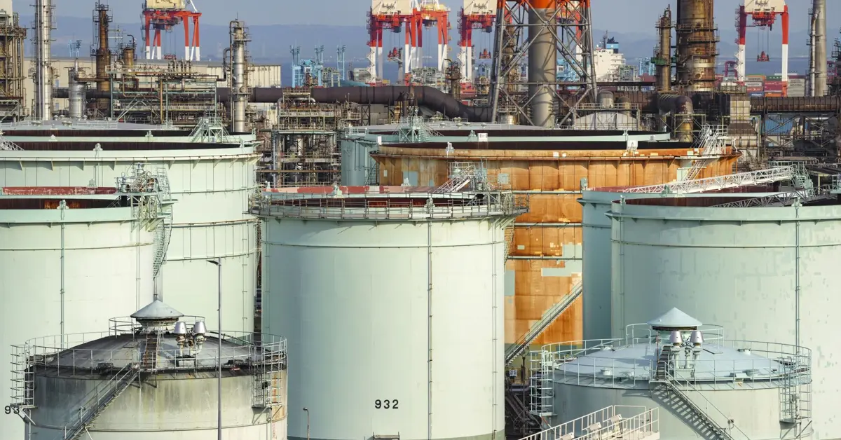 Oil Climbs for Third Day as Middle East Supply Risks Dominate