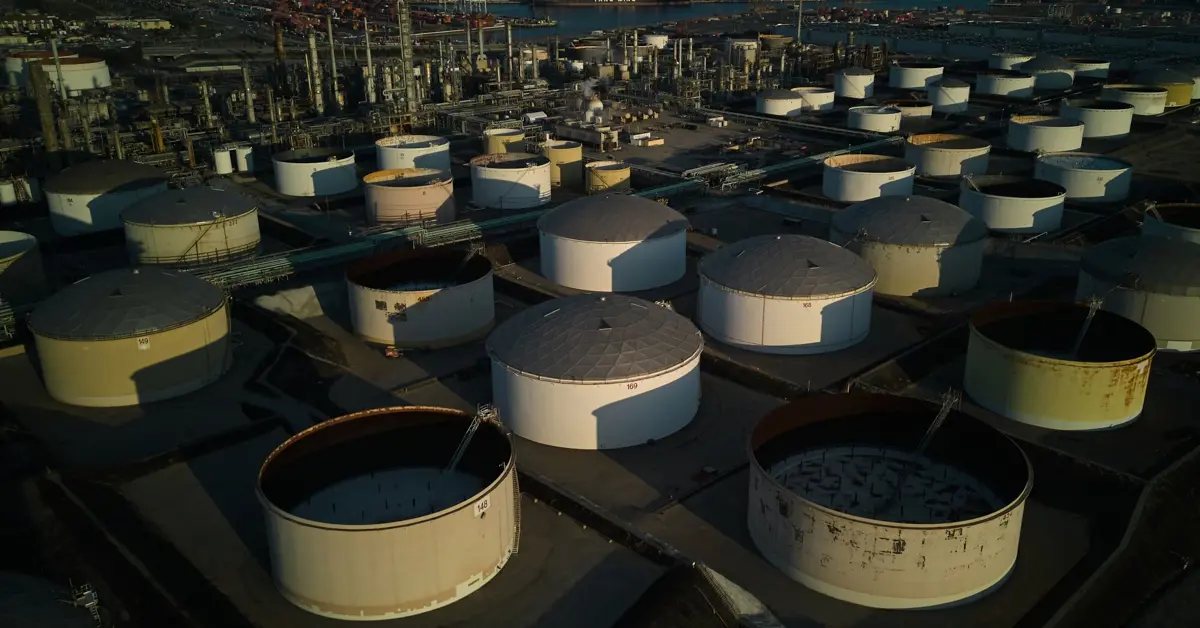 Oil Holds Gain After Biggest Drop in US Stockpiles in Two Months