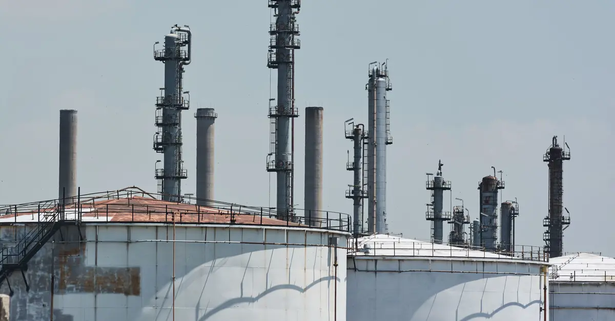 Oil Drops on China’s Cautious Growth Goal as Fed Concerns Linger