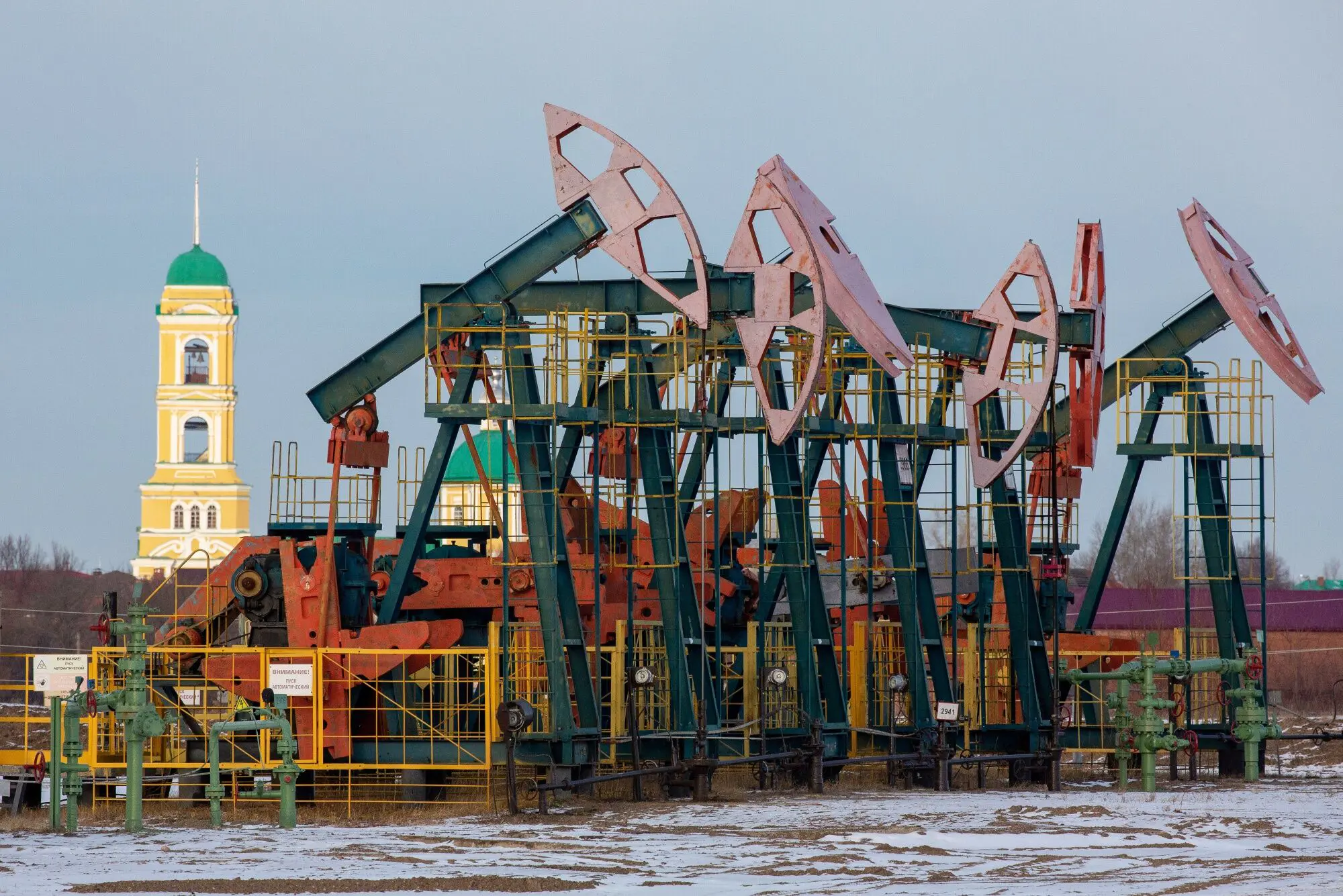 Russia Says It Cut Oil Output by 700,000 Barrels a Day in