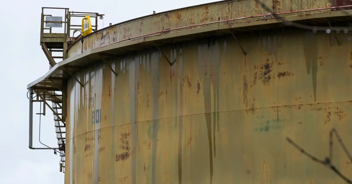 Oil Climbs From Seven-Month Low as Equities Claw Back Losses