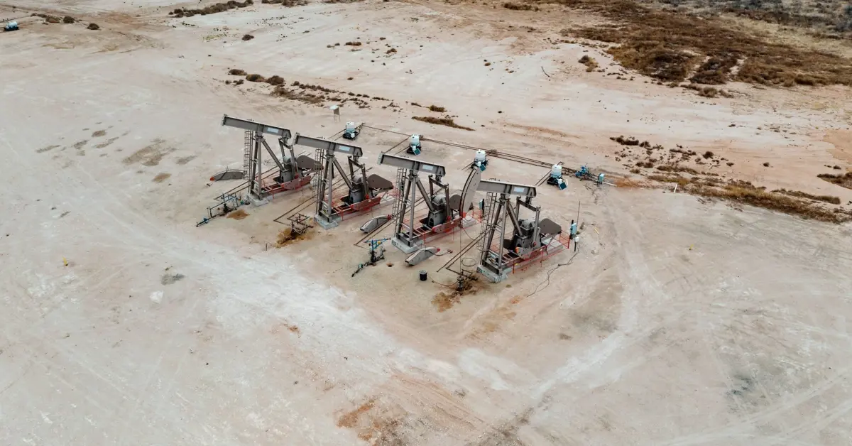 Oil Swings as Traders Track China’s Return and Mideast Strike